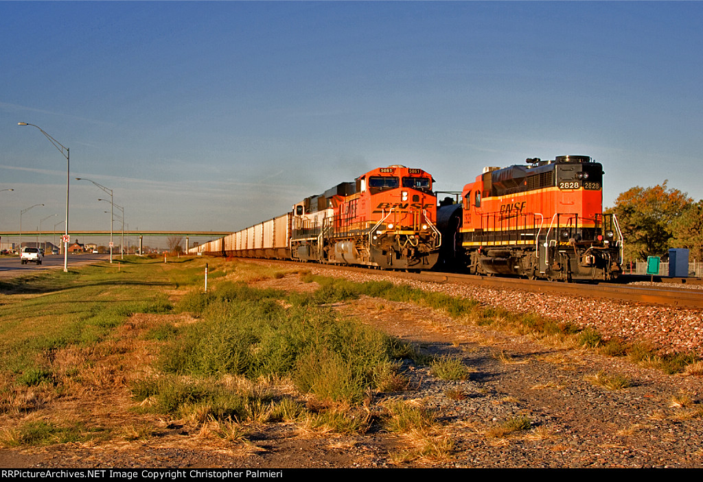 BNSF 5861 and BNSF 2828